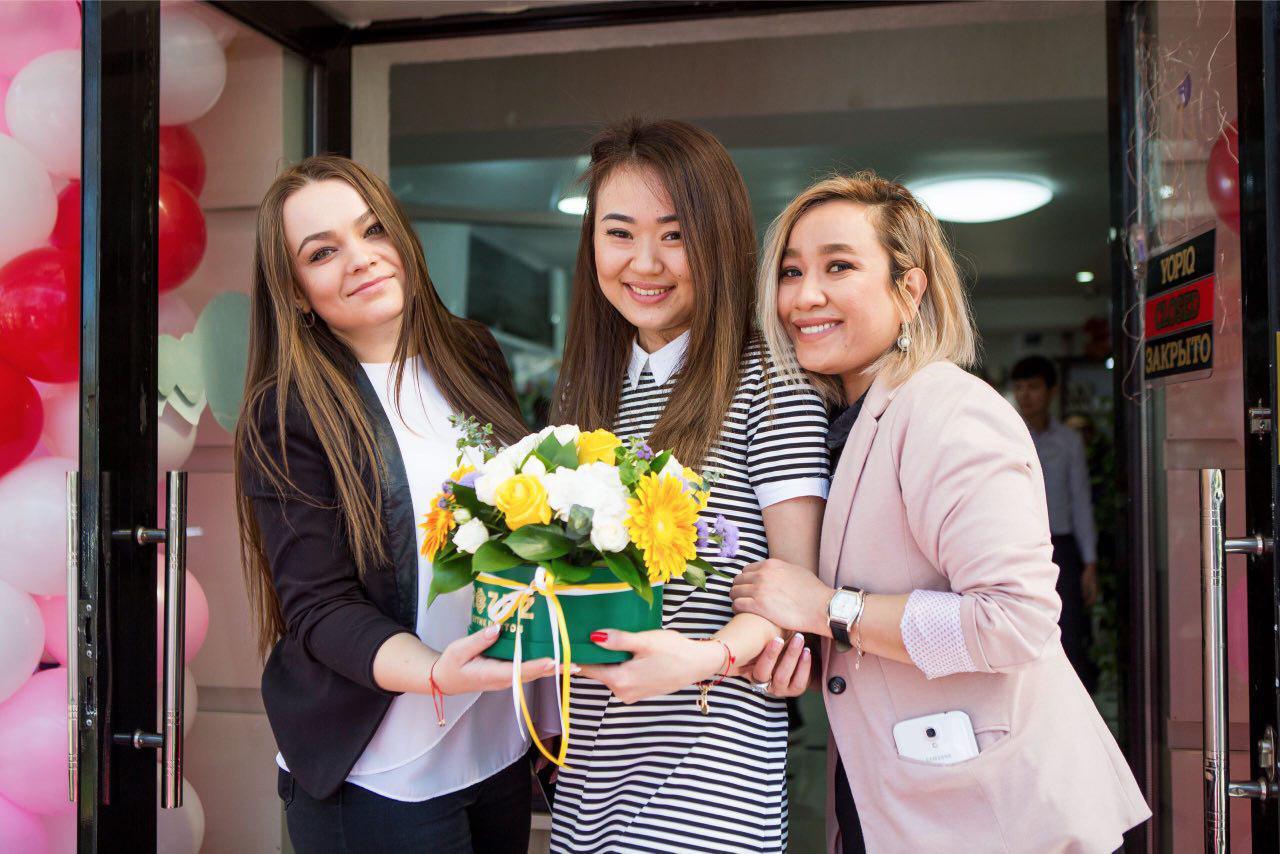 Победительнице акции от ROZEZ вручили Spark — Афиша Ташкента