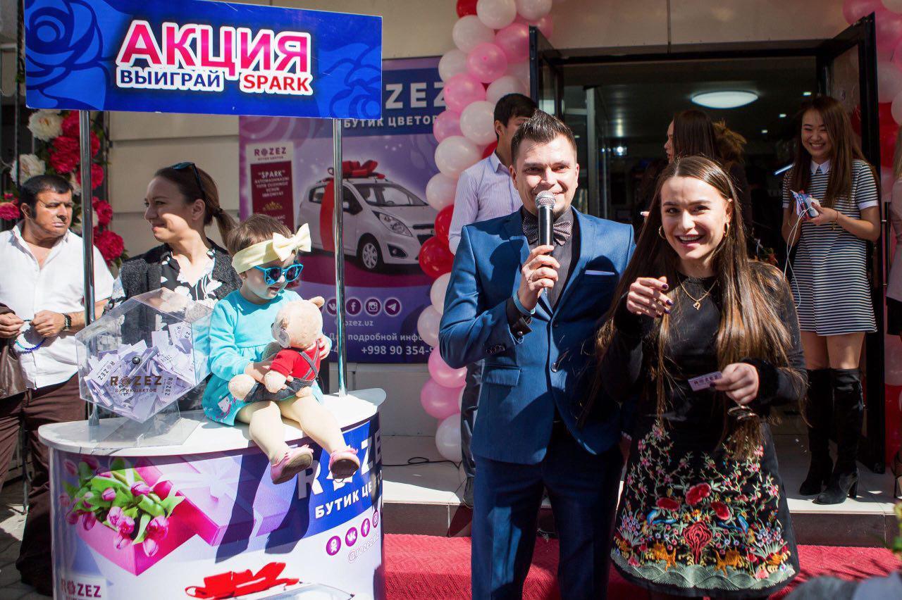 Победительнице акции от ROZEZ вручили Spark — Афиша Ташкента