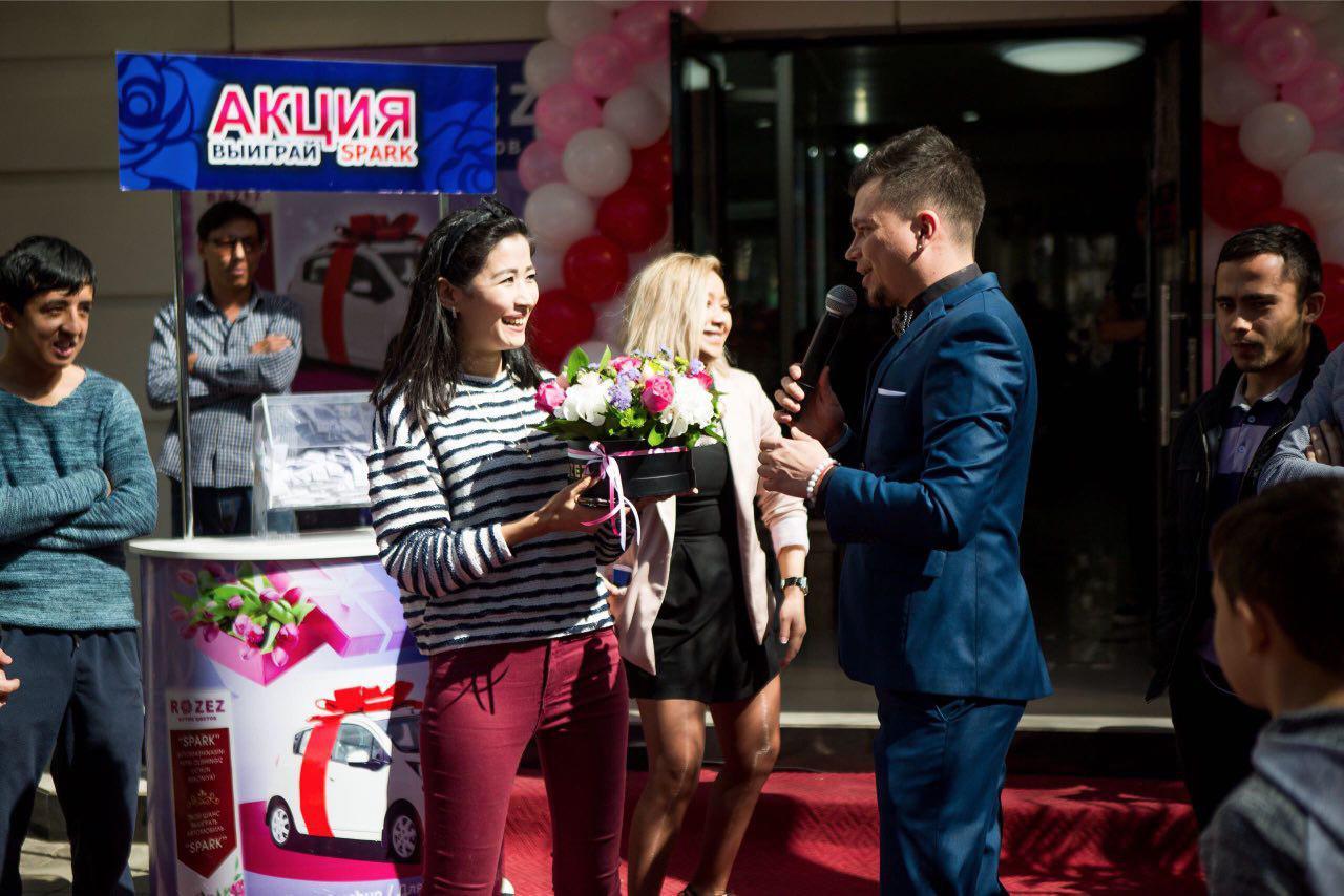 Победительнице акции от ROZEZ вручили Spark — Афиша Ташкента