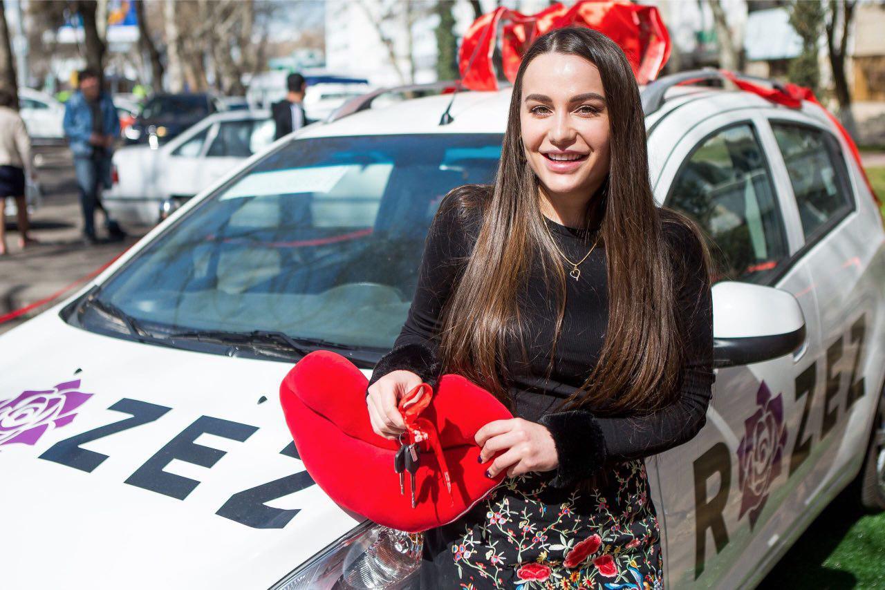 Победительнице акции от ROZEZ вручили Spark — Афиша Ташкента